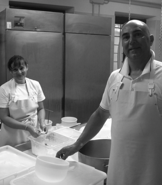 La mozzarella filata a mano - Agrispesa